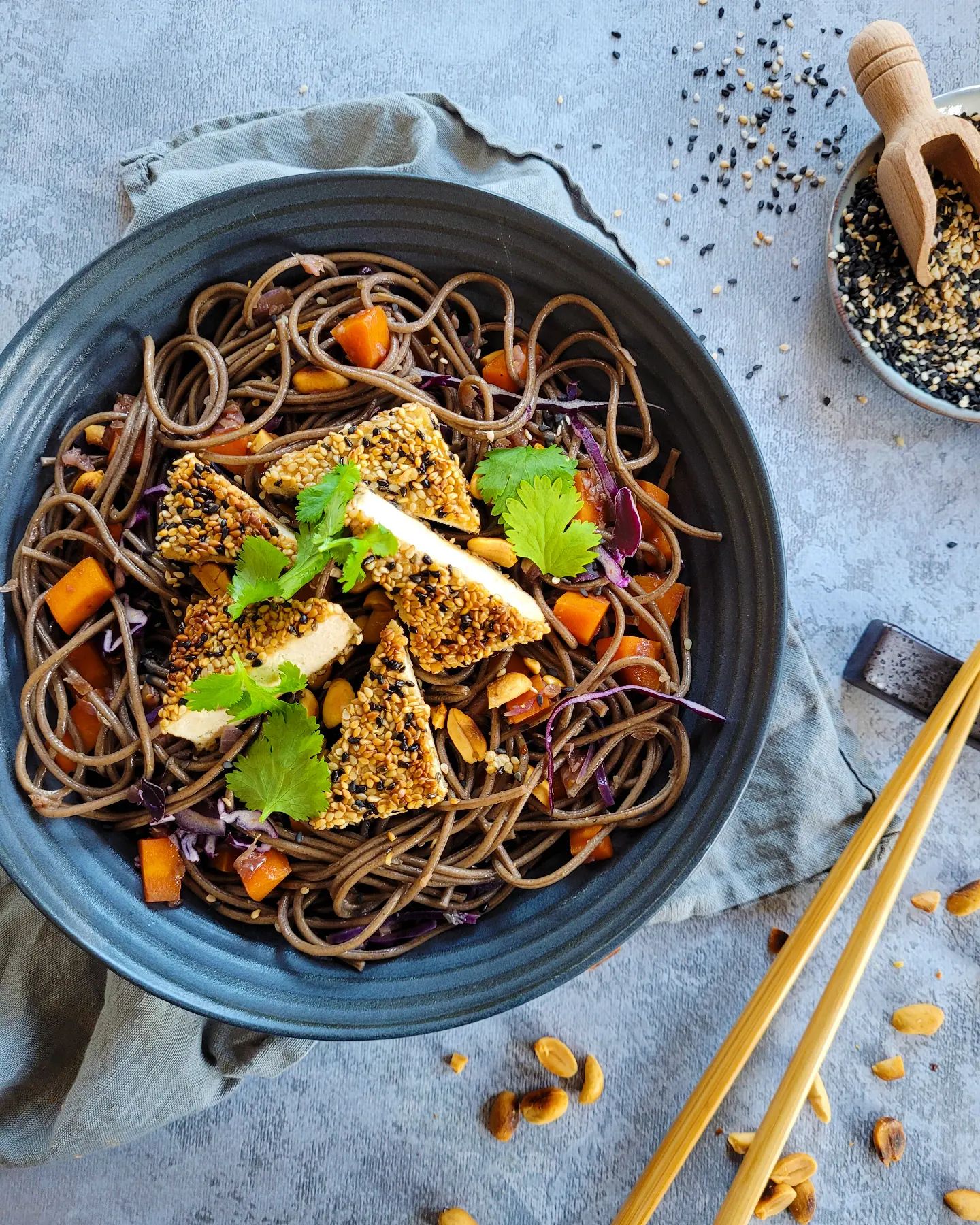 TOFU PANÉ AU SÉSAME ET NOUILLES SOBA AUX LÉGUMES - healthyliciouus